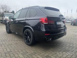 Black BMW X5 2014 in Ogre, with an engine capacity of 3.00 L and mileage of 250 thousand km for 21770 €, photo 3 on AUTOMOTO.COM.LV