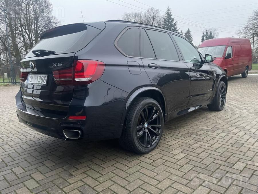 Black BMW X5 2014 in Ogre, with an engine capacity of 3.00 L and mileage of 250 thousand km for 21770 €, photo 4 on AUTOMOTO.COM.LV