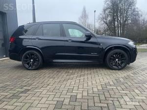 Black BMW X5 2014 in Ogre, with an engine capacity of 3.00 L and mileage of 250 thousand km for 21770 €, photo 5 on AUTOMOTO.COM.LV