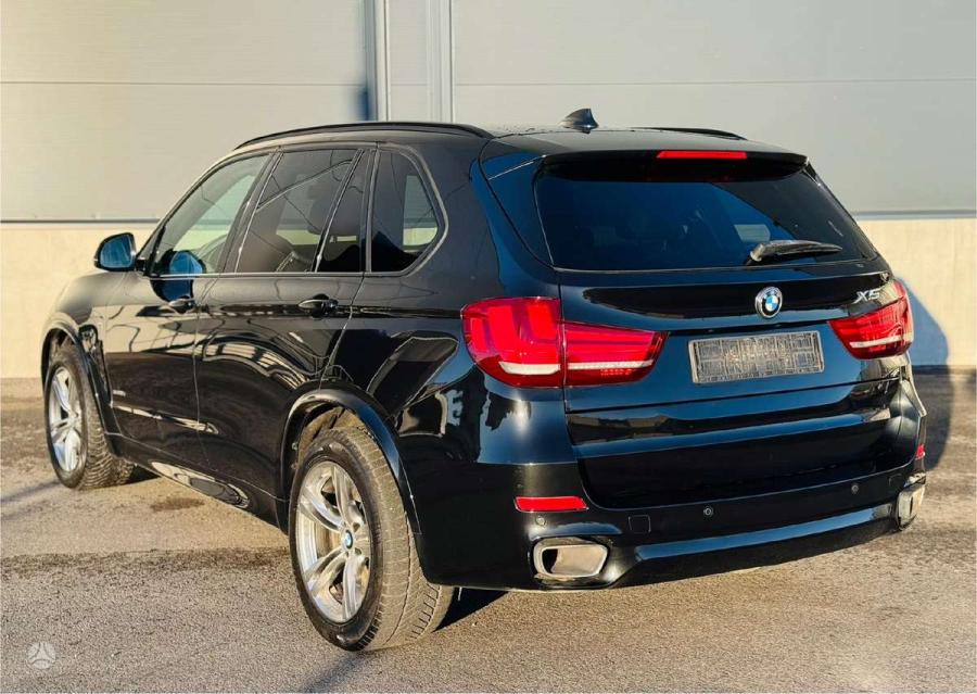 Black BMW X5 2014 in Kaunas, with an engine capacity of 2.99 L and mileage of 312 thousand km for 17300 €, photo 4 on AUTOMOTO.COM.LV
