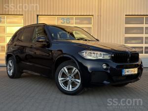 Black BMW X5 2014 in Riga, with an engine capacity of 3.00 L and mileage of 301 thousand km for 18900 €, photo 3 on AUTOMOTO.COM.LV