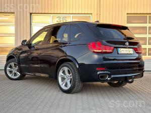 Black BMW X5 2014 in Riga, with an engine capacity of 3.00 L and mileage of 301 thousand km for 18900 €, photo 6 on AUTOMOTO.COM.LV