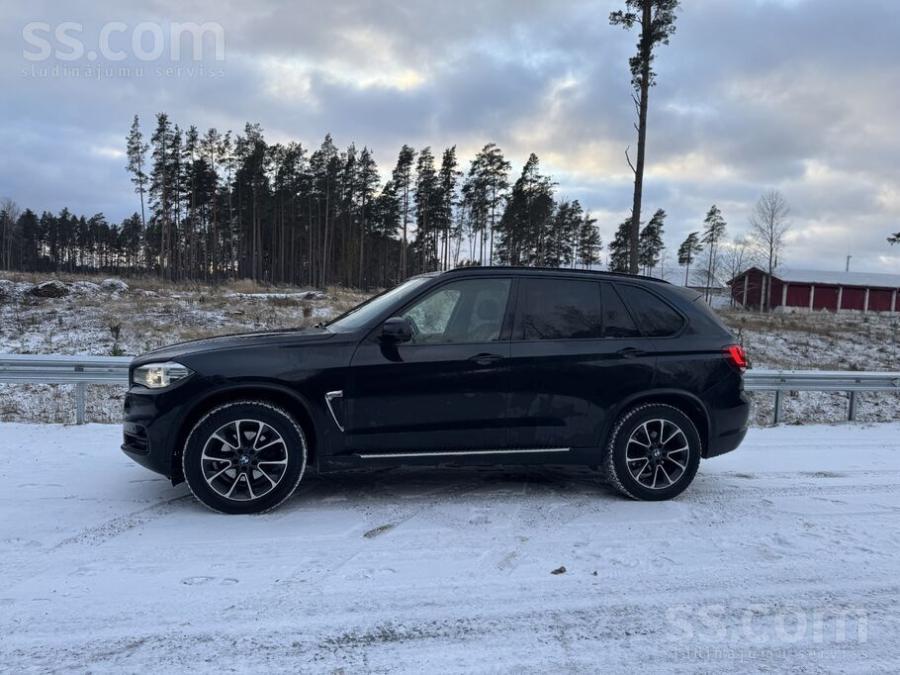 Black BMW X5 2014 in Aizkraukle, with an engine capacity of 3.00 L and mileage of 280 thousand km for 19700 €, photo 5 on AUTOMOTO.COM.LV