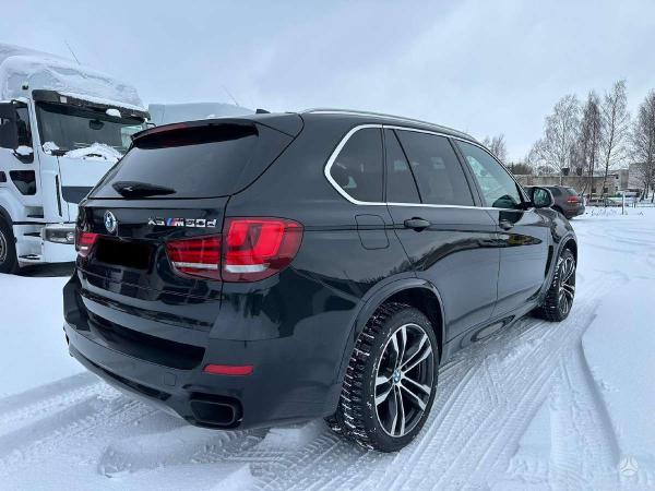 Black BMW X5 2014 in Siauliai, with an engine capacity of 2.99 L and mileage of 258 thousand km for 19800 €, photo 5 on AUTOMOTO.COM.LV