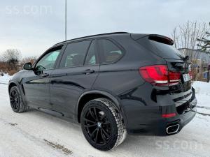 Black BMW X5 2014 in Riga, with an engine capacity of 3.00 L and mileage of 262 thousand km for 22500 €, photo 4 on AUTOMOTO.COM.LV