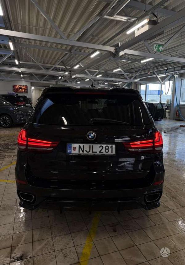 Black BMW X5 2014 in Vilnius, with an engine capacity of 2.99 L and mileage of 300 thousand km for 20800 €, photo 6 on AUTOMOTO.COM.LV