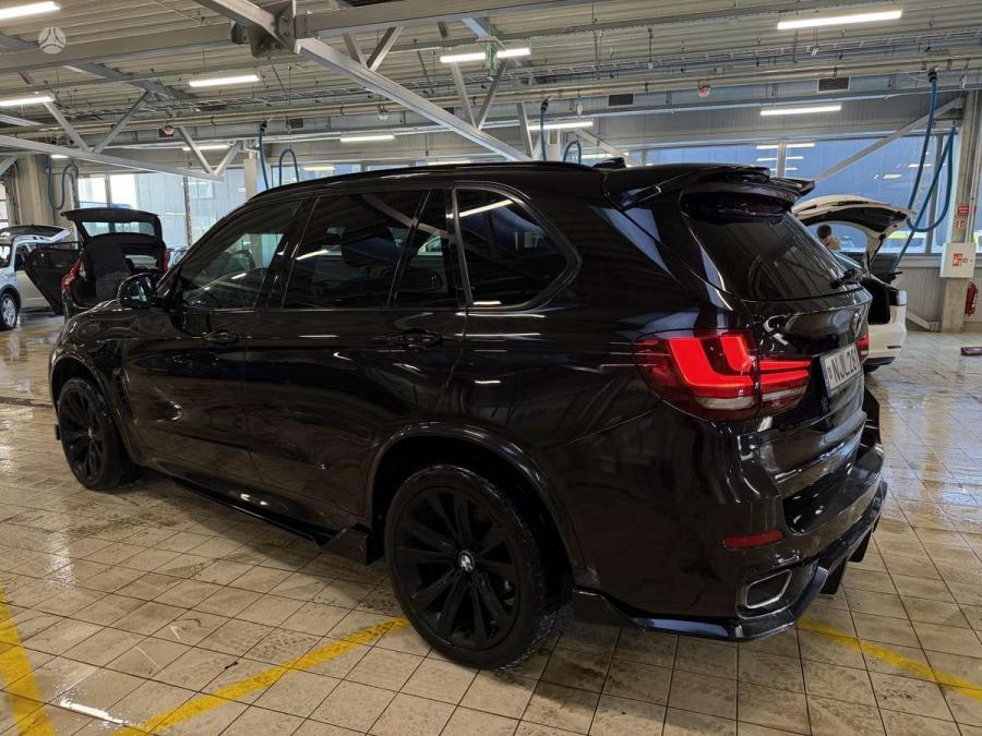 Melns BMW X5 2014 Viļņa, ar dzinēja tilpumu 2.99 L un nobraukumu 300 tūkst. km par 20800 €, foto 4 vietnē AUTOMOTO.COM.LV