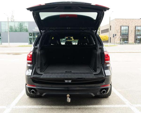 Black BMW X5 2014 in Vilnius, with an engine capacity of 2.98 L and mileage of 250 thousand km for 17300 €, photo 2 on AUTOMOTO.COM.LV