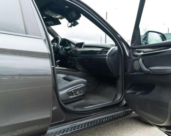 Black BMW X5 2014 in Vilnius, with an engine capacity of 2.98 L and mileage of 250 thousand km for 17300 €, photo 3 on AUTOMOTO.COM.LV