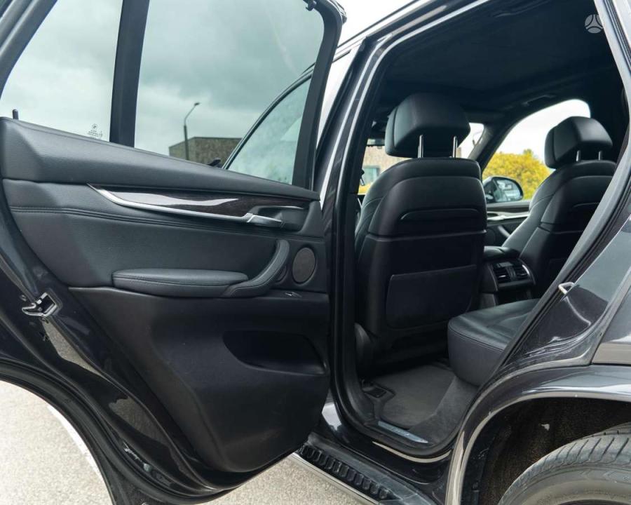 Black BMW X5 2014 in Vilnius, with an engine capacity of 2.98 L and mileage of 250 thousand km for 17300 €, photo 5 on AUTOMOTO.COM.LV