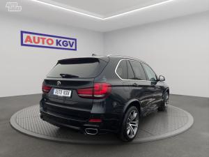 Black BMW X5 2014 in Vilnius, with an engine capacity of 3.00 L and mileage of 281 thousand km for 18999 €, photo 5 on AUTOMOTO.COM.LV