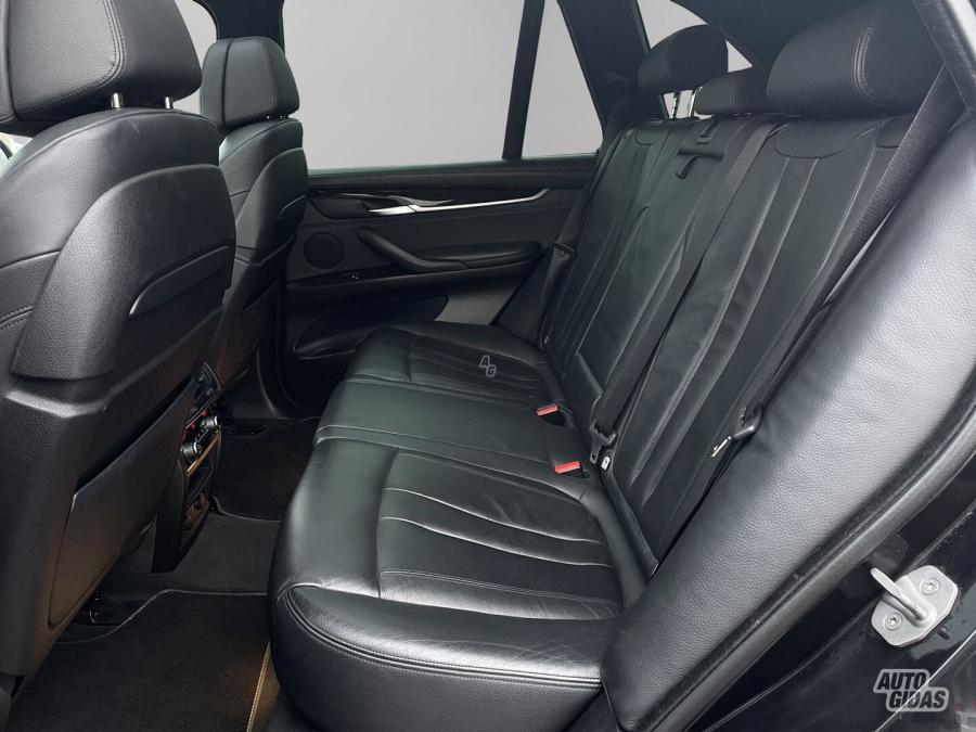 Black BMW X5 2014 in Vilnius, with an engine capacity of 3.00 L and mileage of 281 thousand km for 18999 €, photo 11 on AUTOMOTO.COM.LV