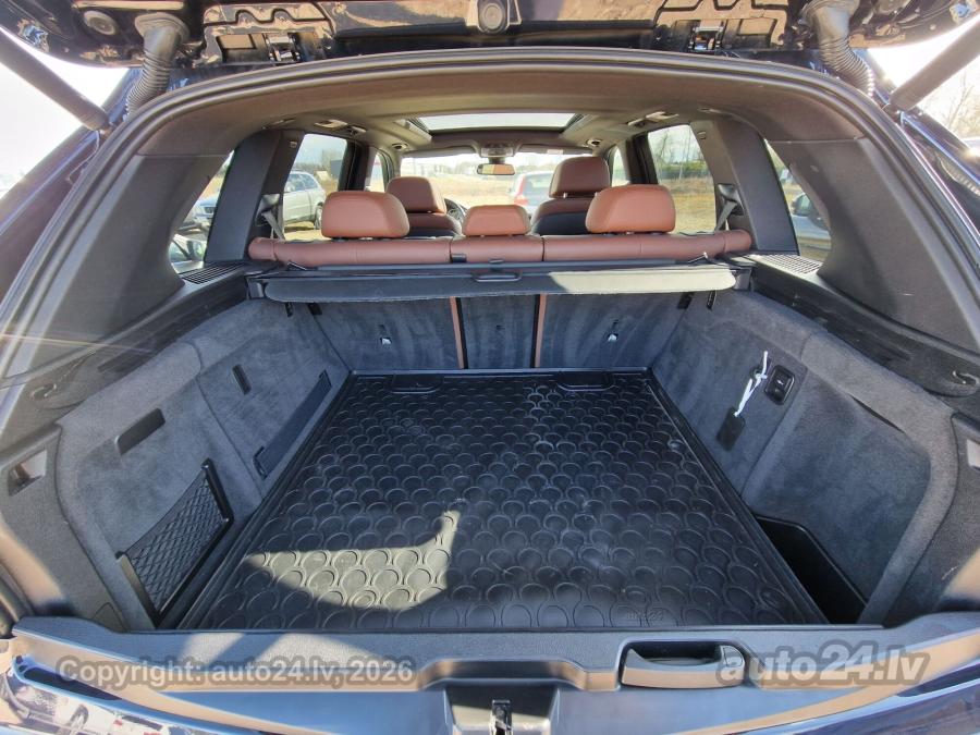 Black BMW X5 2014 in Tartu, with an engine capacity of 3.00 L and mileage of 228 thousand km for 23490 €, photo 27 on AUTOMOTO.COM.LV