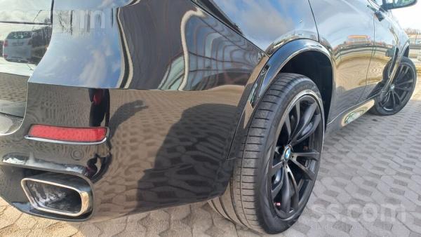 Black BMW X5 2014 in Riga, with an engine capacity of 3.00 L and mileage of 206 thousand km for 16950 €, photo 3 on AUTOMOTO.COM.LV