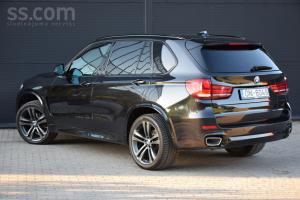 Black BMW X5 2014 in Riga, with an engine capacity of 3.00 L and mileage of 284 thousand km for 19950 €, photo 5 on AUTOMOTO.COM.LV