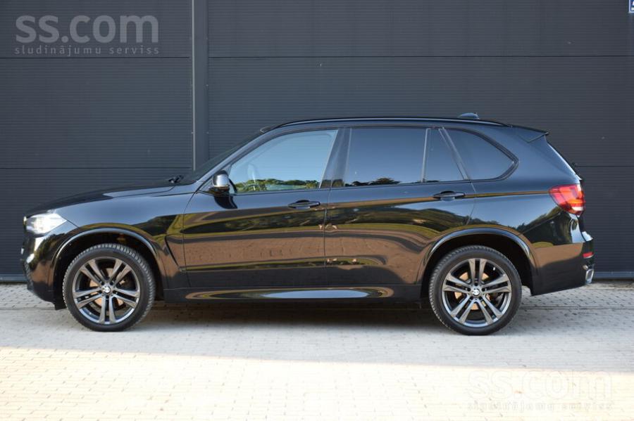 Black BMW X5 2014 in Riga, with an engine capacity of 3.00 L and mileage of 284 thousand km for 19950 €, photo 9 on AUTOMOTO.COM.LV
