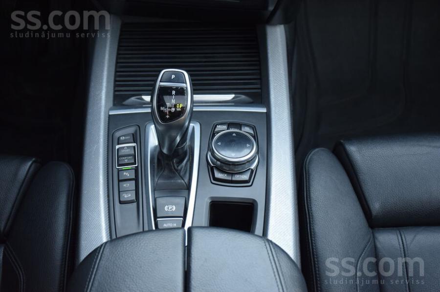 Black BMW X5 2014 in Riga, with an engine capacity of 3.00 L and mileage of 284 thousand km for 19950 €, photo 15 on AUTOMOTO.COM.LV