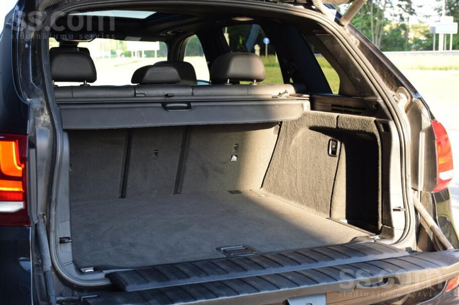 Black BMW X5 2014 in Riga, with an engine capacity of 3.00 L and mileage of 284 thousand km for 19950 €, photo 24 on AUTOMOTO.COM.LV