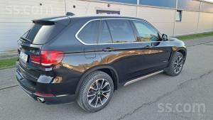 Black BMW X5 2014 in Riga, with an engine capacity of 2.00 L and mileage of 209 thousand km for 20950 €, photo 3 on AUTOMOTO.COM.LV