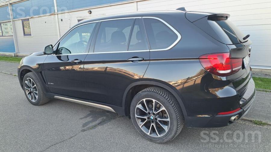 Black BMW X5 2014 in Riga, with an engine capacity of 2.00 L and mileage of 209 thousand km for 20950 €, photo 5 on AUTOMOTO.COM.LV
