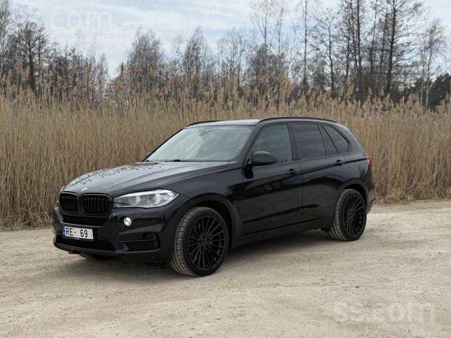 Black BMW X5 2014 in Jurmala, with an engine capacity of 3.00 L and mileage of 257 thousand km for 20000 €, photo 1 on AUTOMOTO.COM.LV