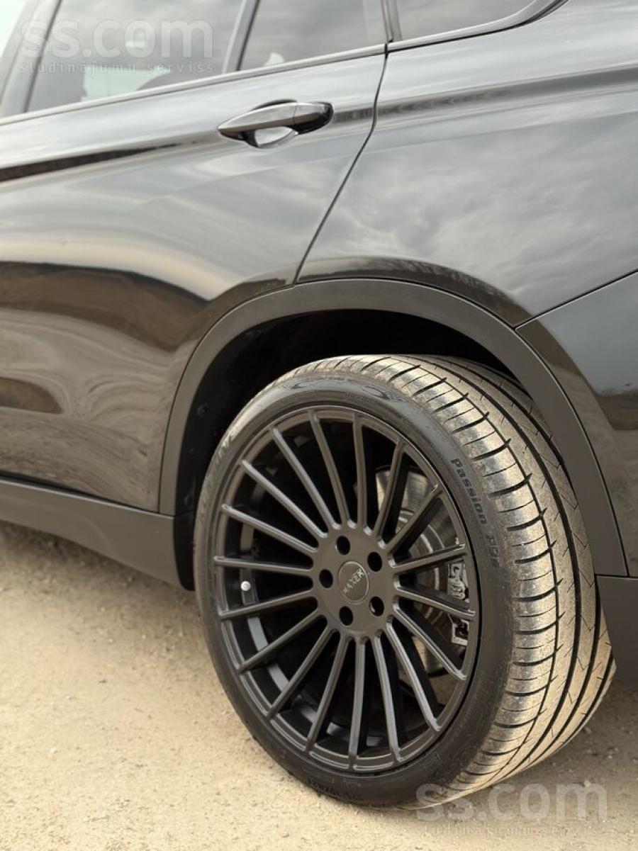 Black BMW X5 2014 in Jurmala, with an engine capacity of 3.00 L and mileage of 257 thousand km for 20000 €, photo 4 on AUTOMOTO.COM.LV