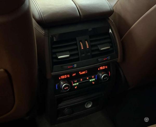 Black BMW X5 2014 in Marijampole, with an engine capacity of 2.99 L and mileage of 274 thousand km for 21650 €, photo 6 on AUTOMOTO.COM.LV