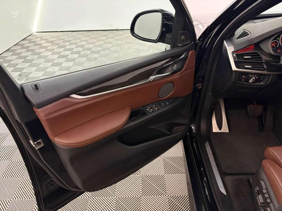 Black BMW X5 2014 in Marijampole, with an engine capacity of 2.99 L and mileage of 274 thousand km for 21650 €, photo 22 on AUTOMOTO.COM.LV