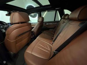 Black BMW X5 2014 in Marijampole, with an engine capacity of 2.99 L and mileage of 274 thousand km for 21650 €, photo 29 on AUTOMOTO.COM.LV