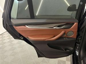 Black BMW X5 2014 in Marijampole, with an engine capacity of 2.99 L and mileage of 274 thousand km for 21650 €, photo 31 on AUTOMOTO.COM.LV