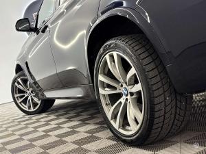 Black BMW X5 2014 in Marijampole, with an engine capacity of 2.99 L and mileage of 274 thousand km for 21650 €, photo 37 on AUTOMOTO.COM.LV