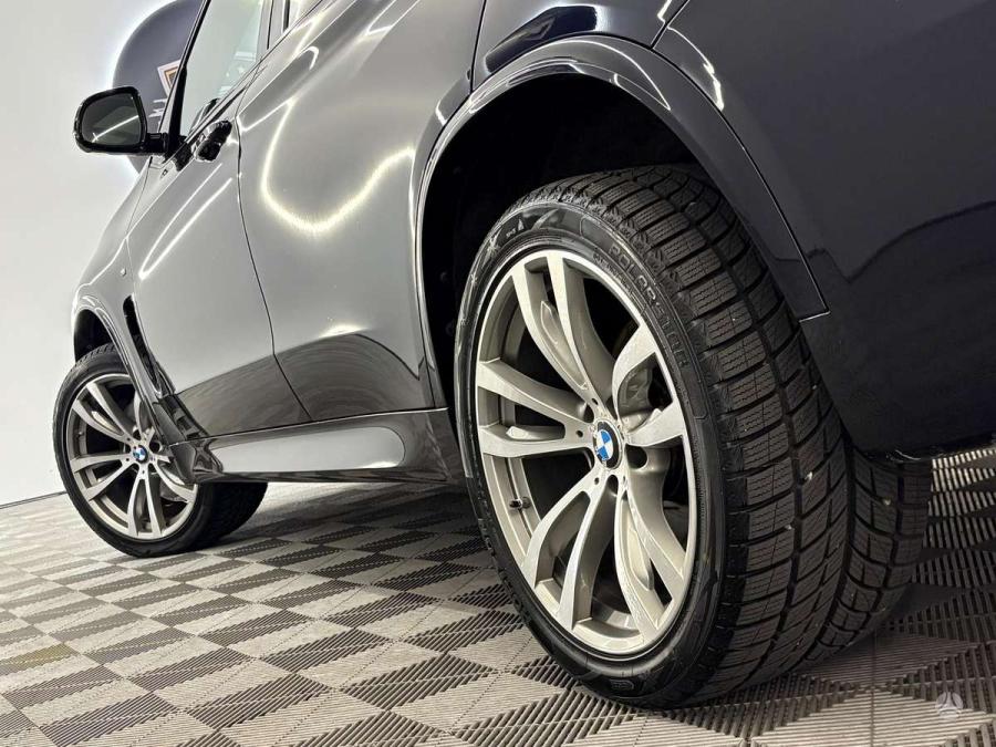 Black BMW X5 2014 in Marijampole, with an engine capacity of 2.99 L and mileage of 274 thousand km for 21650 €, photo 37 on AUTOMOTO.COM.LV