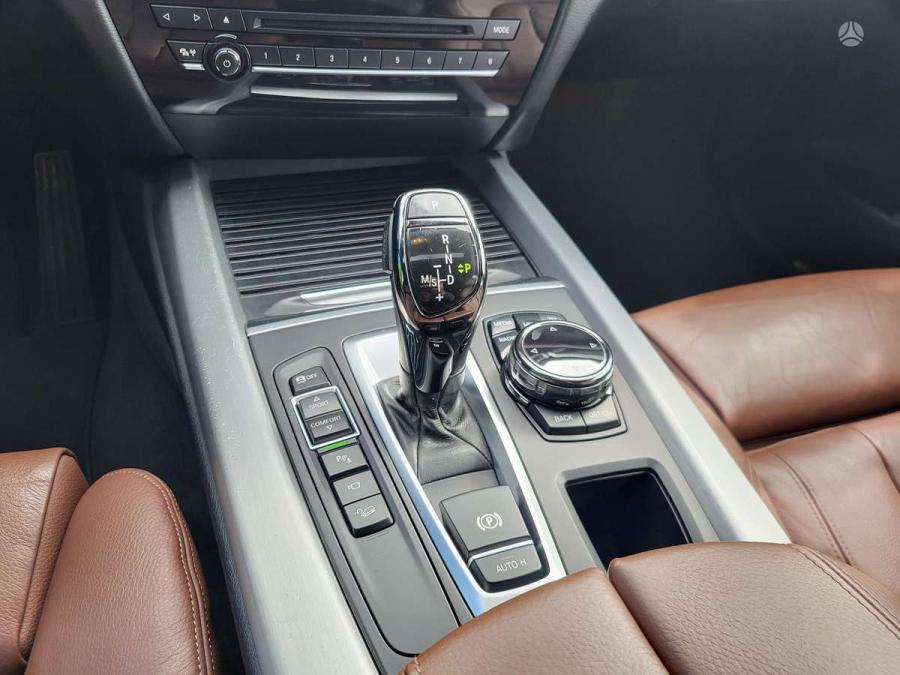 Black BMW X5 2014 in Vilnius, with an engine capacity of 2.99 L and mileage of 276 thousand km for 19850 €, photo 19 on AUTOMOTO.COM.LV
