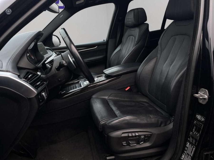Black BMW X5 2014 in Vilnius, with an engine capacity of 3.00 L and mileage of 281 thousand km for 18999 €, photo 12 on AUTOMOTO.COM.LV