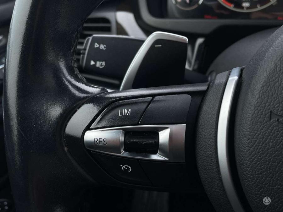 Black BMW X5 2014 in Vilnius, with an engine capacity of 3.00 L and mileage of 281 thousand km for 18999 €, photo 17 on AUTOMOTO.COM.LV