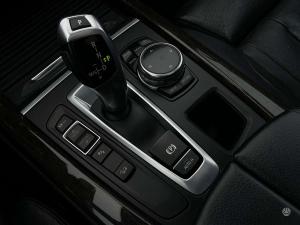 Black BMW X5 2014 in Vilnius, with an engine capacity of 3.00 L and mileage of 281 thousand km for 18999 €, photo 18 on AUTOMOTO.COM.LV