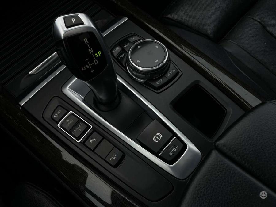 Black BMW X5 2014 in Vilnius, with an engine capacity of 3.00 L and mileage of 281 thousand km for 18999 €, photo 18 on AUTOMOTO.COM.LV