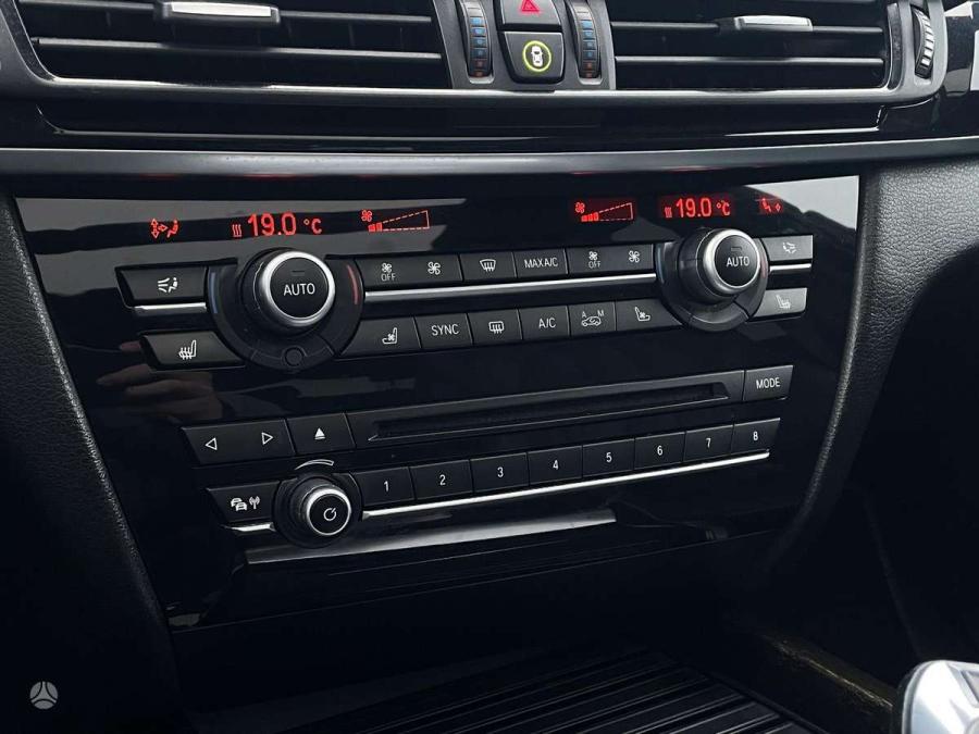 Black BMW X5 2014 in Vilnius, with an engine capacity of 3.00 L and mileage of 281 thousand km for 18999 €, photo 19 on AUTOMOTO.COM.LV