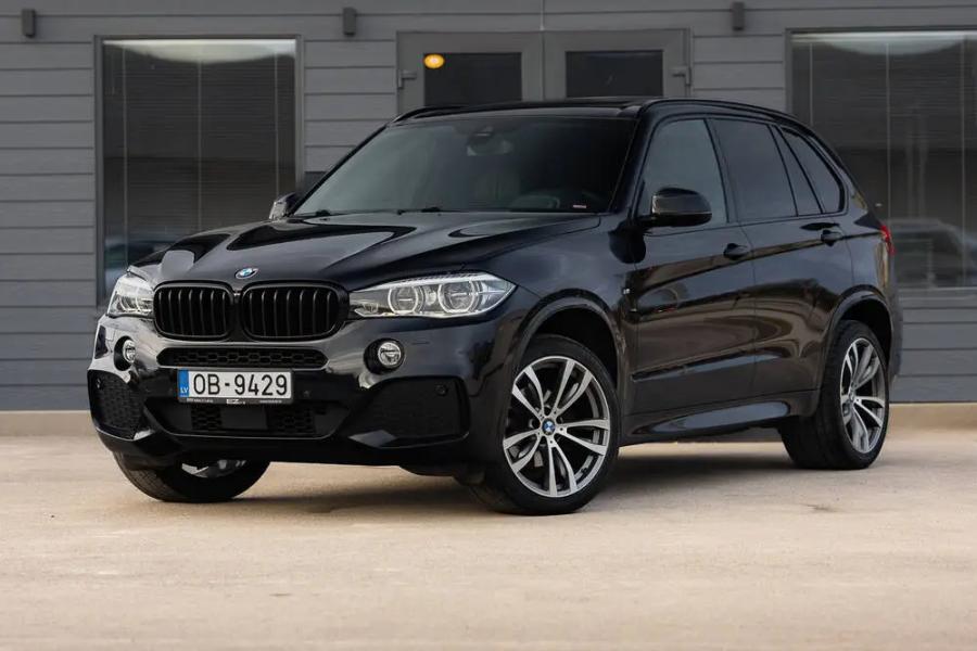 Black BMW X5 2014 in Jelgava, with an engine capacity of 3.00 L and mileage of 270 thousand km for 22450 €, photo 4 on AUTOMOTO.COM.LV