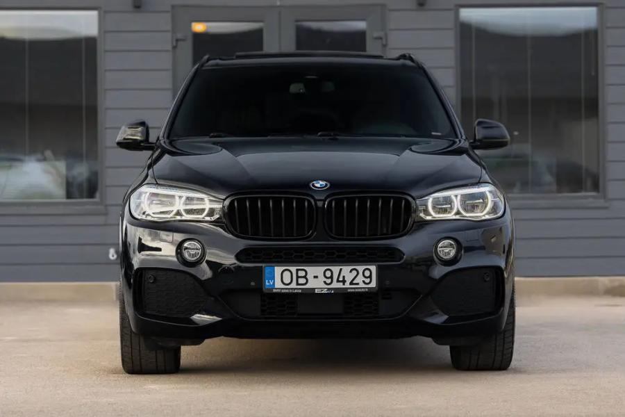 Black BMW X5 2014 in Jelgava, with an engine capacity of 3.00 L and mileage of 270 thousand km for 22450 €, photo 6 on AUTOMOTO.COM.LV