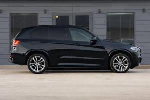 Black BMW X5 2014 in Jelgava, with an engine capacity of 3.00 L and mileage of 270 thousand km for 22450 €, photo 7 on AUTOMOTO.COM.LV