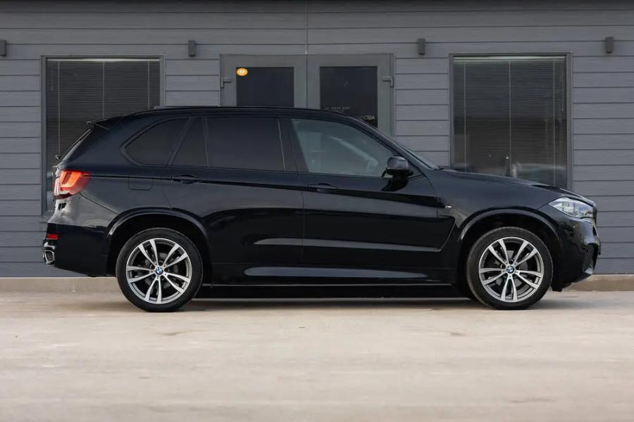 Black BMW X5 2014 in Jelgava, with an engine capacity of 3.00 L and mileage of 270 thousand km for 22450 €, photo 7 on AUTOMOTO.COM.LV