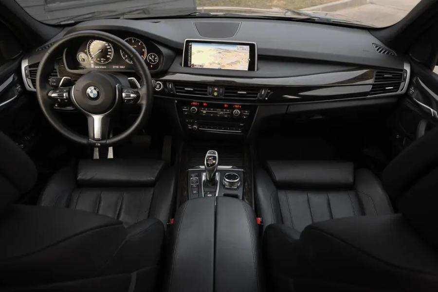 Black BMW X5 2014 in Jelgava, with an engine capacity of 3.00 L and mileage of 270 thousand km for 22450 €, photo 9 on AUTOMOTO.COM.LV