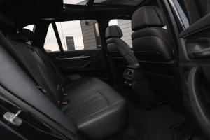 Black BMW X5 2014 in Jelgava, with an engine capacity of 3.00 L and mileage of 270 thousand km for 22450 €, photo 12 on AUTOMOTO.COM.LV