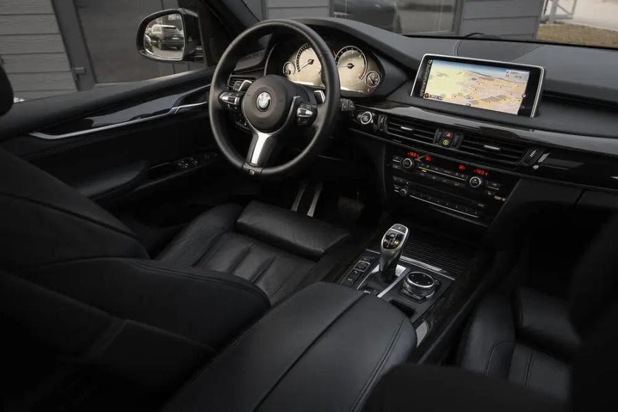 Black BMW X5 2014 in Jelgava, with an engine capacity of 3.00 L and mileage of 270 thousand km for 22450 €, photo 13 on AUTOMOTO.COM.LV