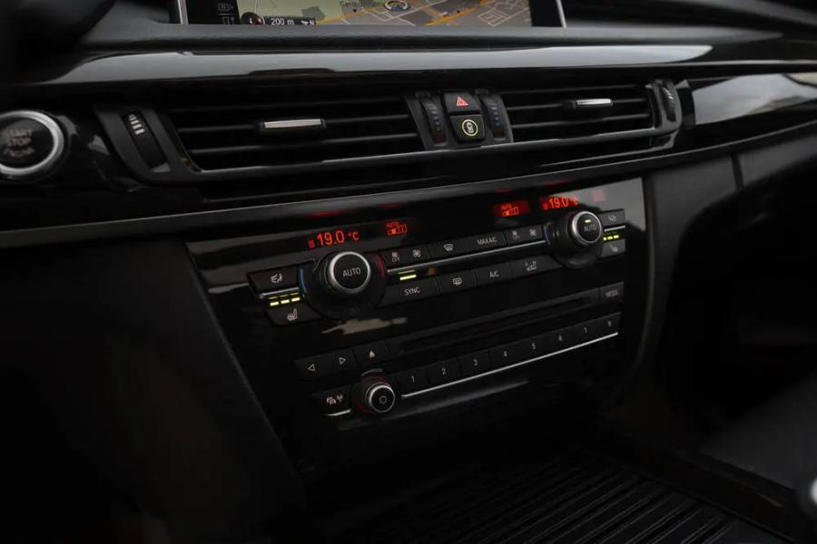 Black BMW X5 2014 in Jelgava, with an engine capacity of 3.00 L and mileage of 270 thousand km for 22450 €, photo 16 on AUTOMOTO.COM.LV