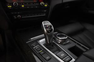 Black BMW X5 2014 in Jelgava, with an engine capacity of 3.00 L and mileage of 270 thousand km for 22450 €, photo 17 on AUTOMOTO.COM.LV