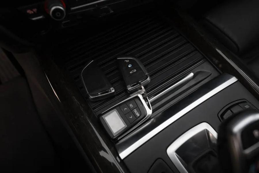 Black BMW X5 2014 in Jelgava, with an engine capacity of 3.00 L and mileage of 270 thousand km for 22450 €, photo 21 on AUTOMOTO.COM.LV