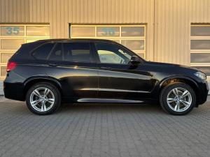 Black BMW X5 2014 in Riga, with an engine capacity of 3.00 L and mileage of 301 thousand km for 18900 €, photo 6 on AUTOMOTO.COM.LV