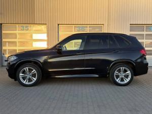 Black BMW X5 2014 in Riga, with an engine capacity of 3.00 L and mileage of 301 thousand km for 18900 €, photo 8 on AUTOMOTO.COM.LV